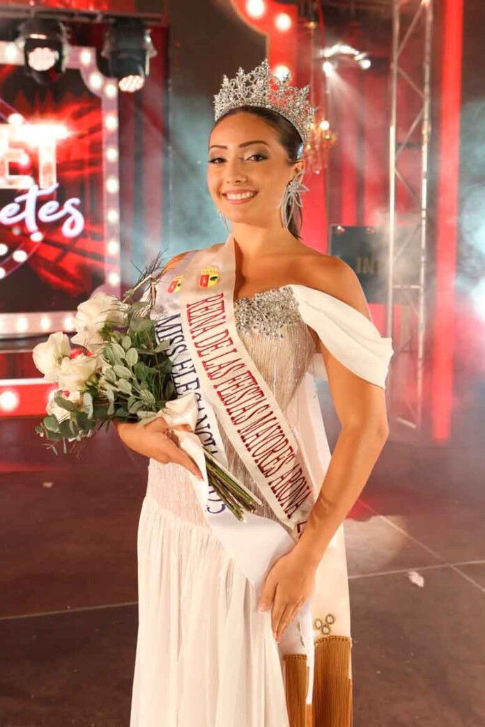 Ainhoa Martín Reyes recibe la corona de Reina de las Fiestas Mayores de ...